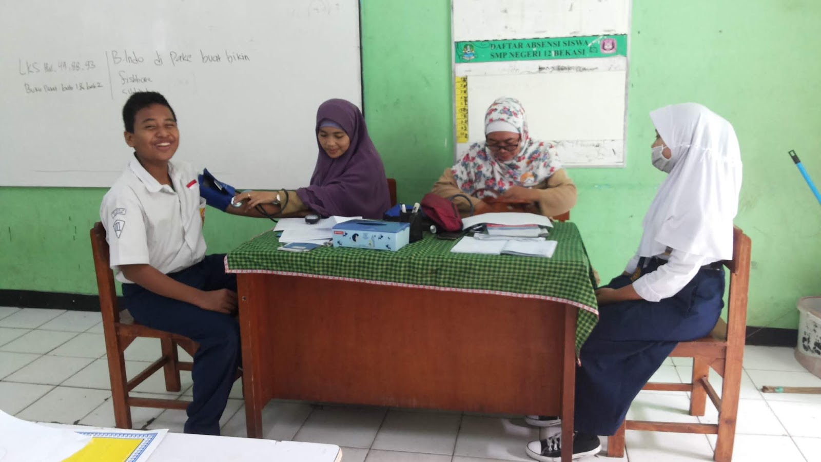 IPA UNTUK SMP: PENJARINGAN KESEHATAN UKS SMPN 12 BEKASI