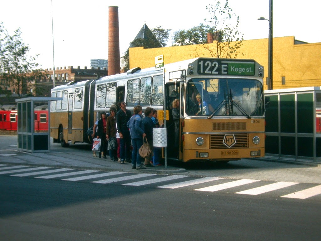 Valby og København, før og nu: De røde DSB busser ved Valby Station ...