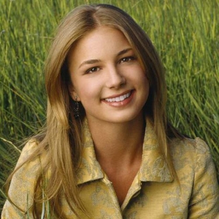 ALL ABOUT HOLLYWOOD STARS: Emily Vancamp Profile and Pics