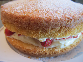 Food & Travel with Maria: Basic vanilla Victoria sponge cake