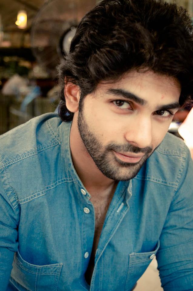 Shirtless Bollywood Men: Taaha Shah