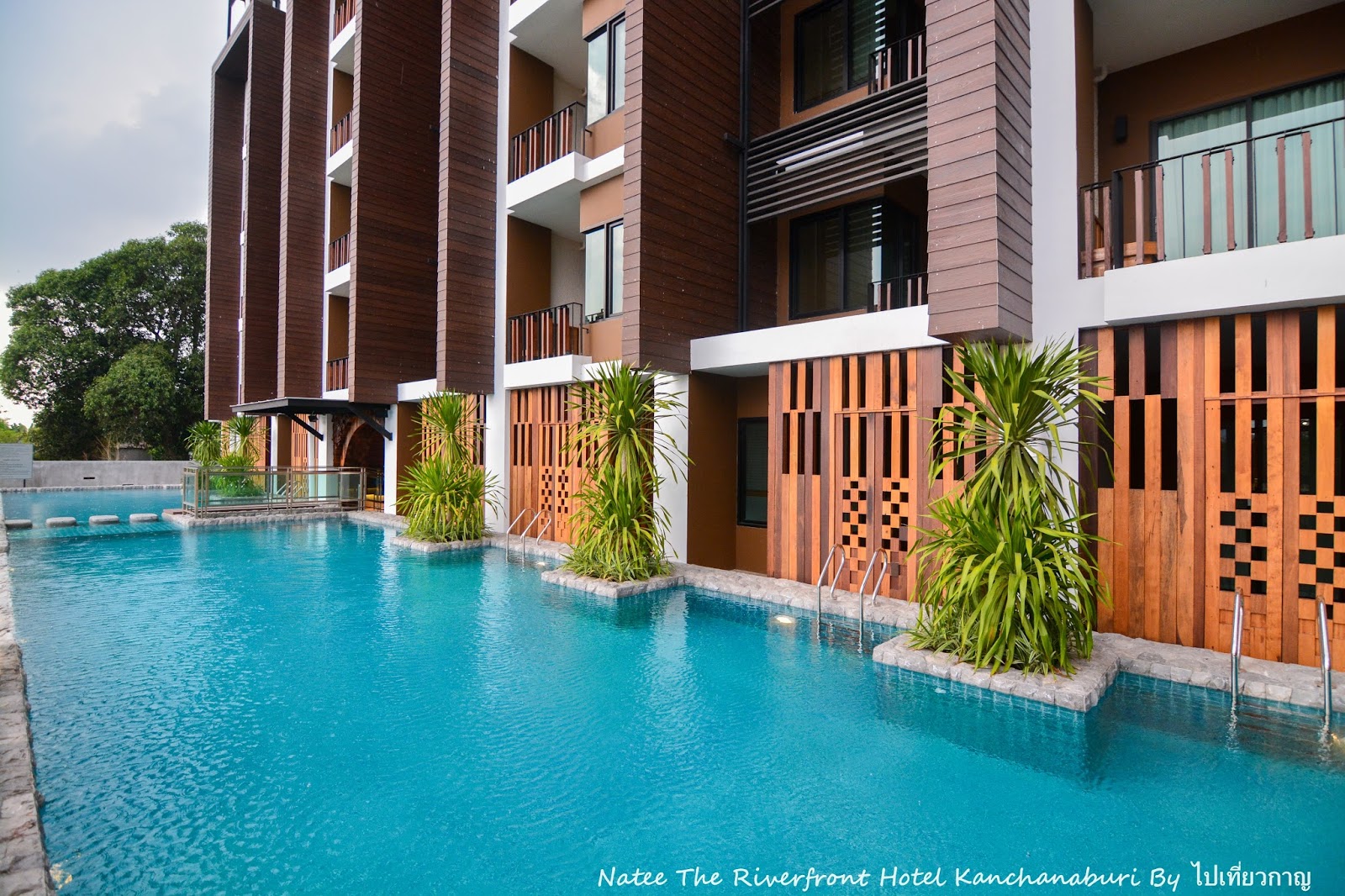 แนะนำโรงแรมเปิดริมแม่น้ำแคว กาญจนบุรี : NATEE The Riverfront Hotel ...