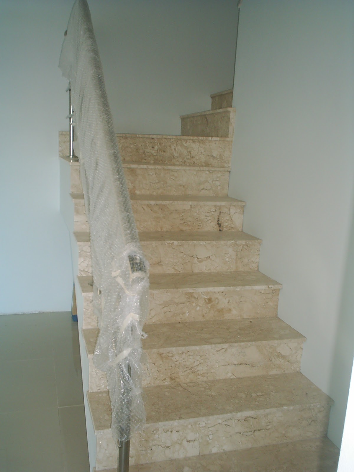 Design Mármores & Granitos: Escada revestida em Mármore Travertino