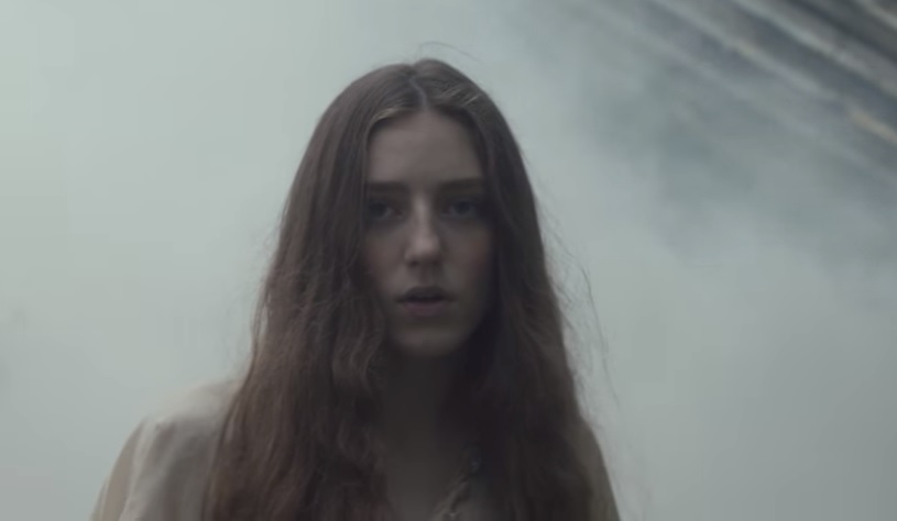 Velas e névoa formam o novo clipe da Birdy, "Words" - Meio Leigo!