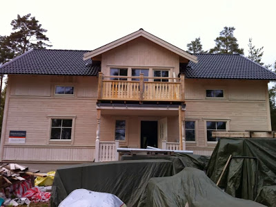 Vita villan på Tegelbacken: Balkong-bygge.