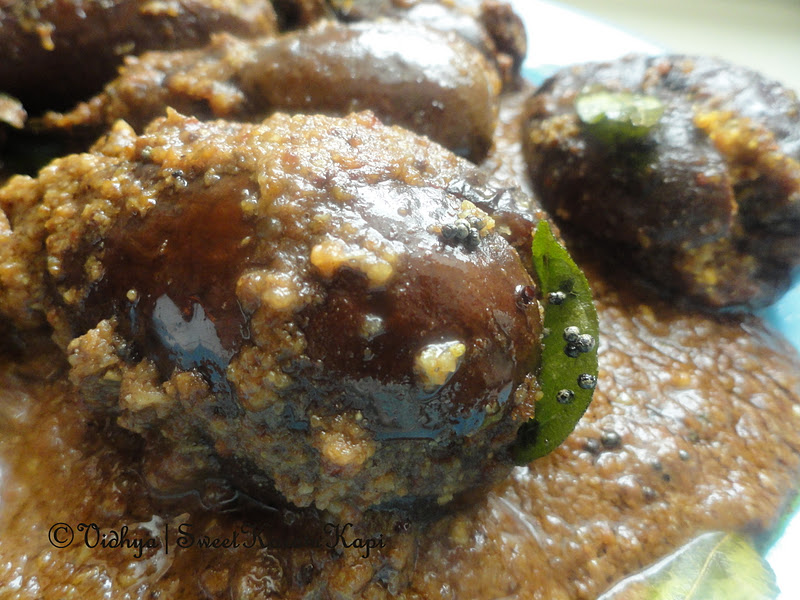 Sweet Karam Kapi :): Stuffed Eggplant Curry / Gutthi Vankaya Koora