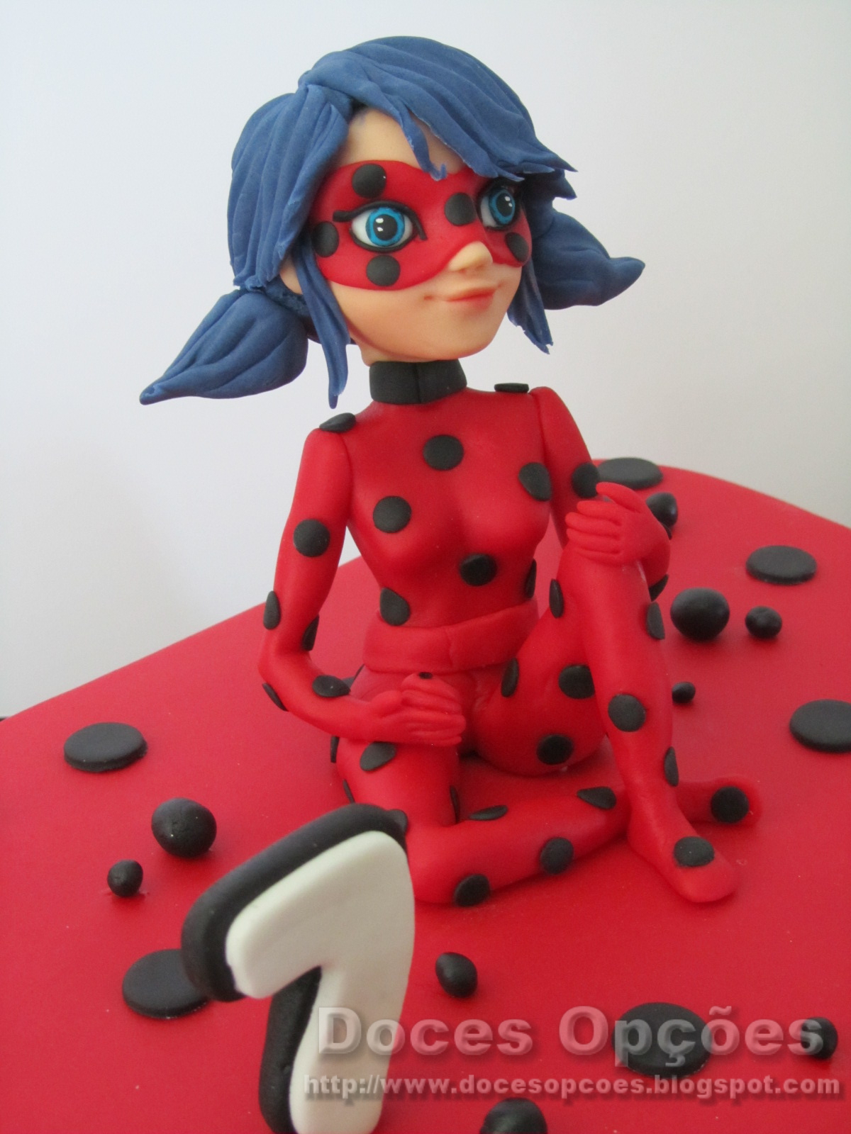 Doces Opções: Bolo de aniversário com a Ladybug