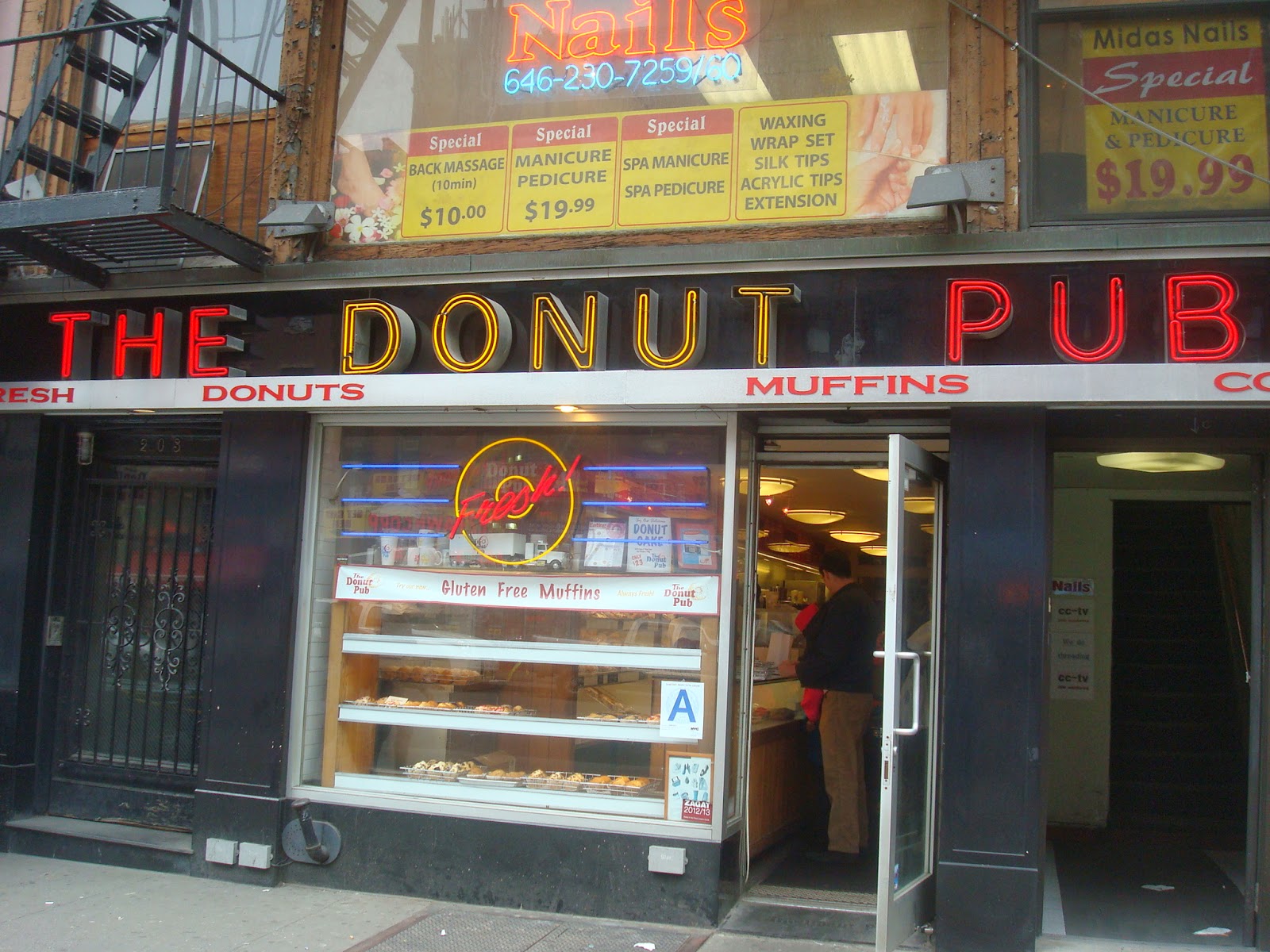 Planes, Trains, and DONUTS!: Donut Pub, Manhattan