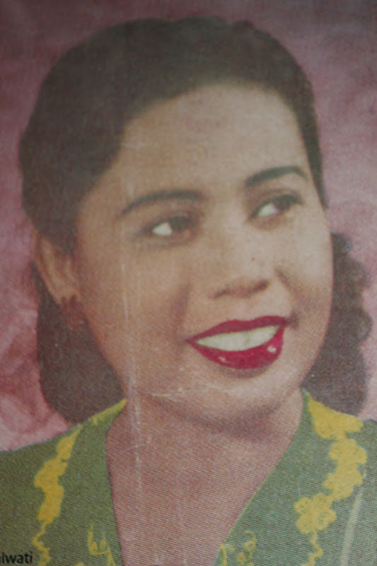 IPOH STATION ANTIQUE CAFE: NENG YATIMAH & HASHIMAH YON