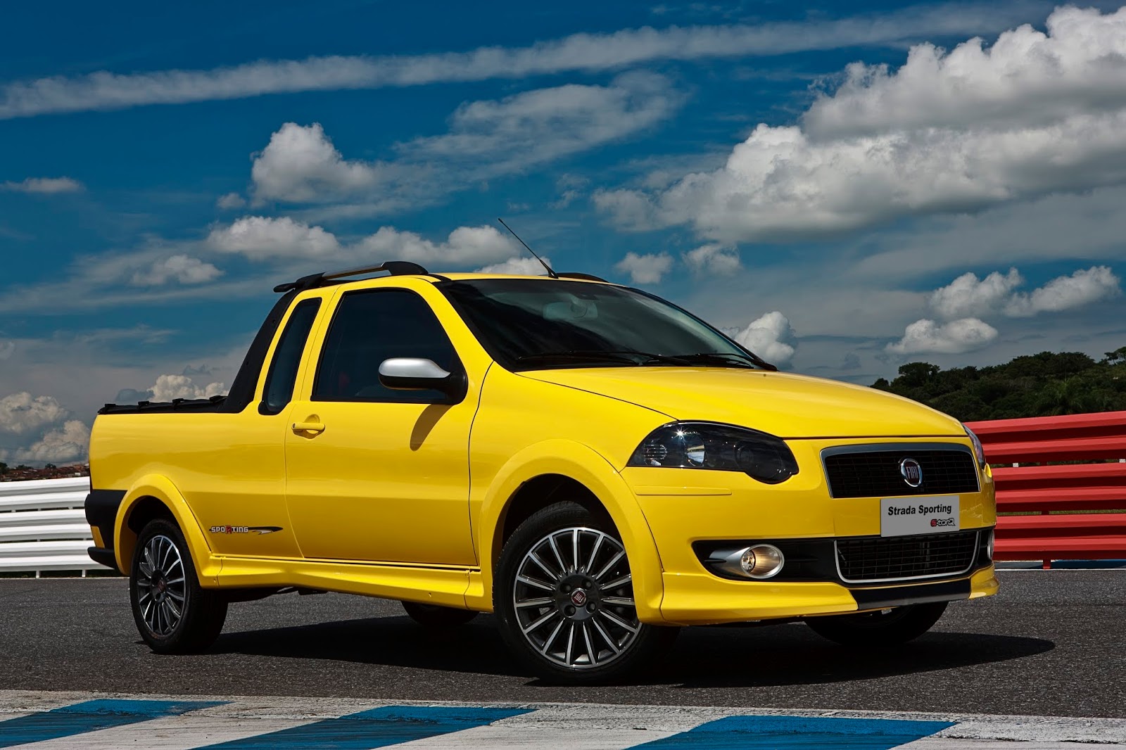 Fiat Strada completa 20 anos de mercado brasileiro