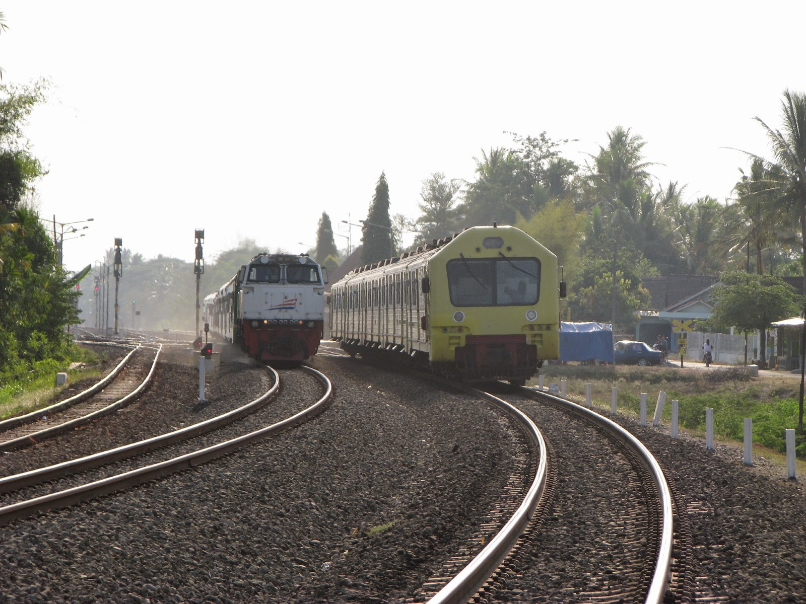 Kereta Api Indonesia: Persilangan Antara Rangkaian Kereta Api Argo ... Kereta Api Indonesia: Persilangan Antara Rangkaian Kereta Api Argo ...