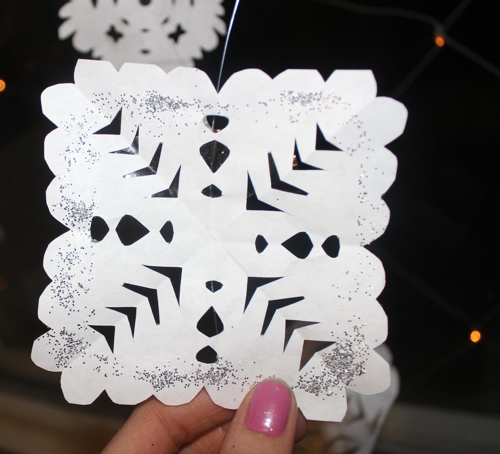 Nappikuja 6: Luukku 6: Lumihiutaleita paperista