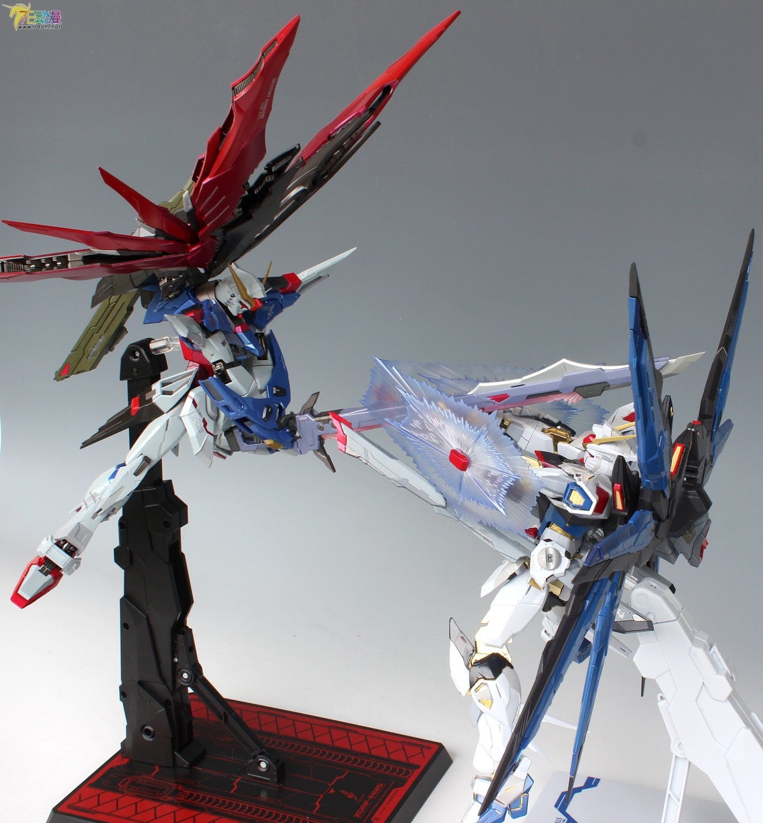 Gundam Family: Metal Build : Strike Freedom Vs Destiny Gundam