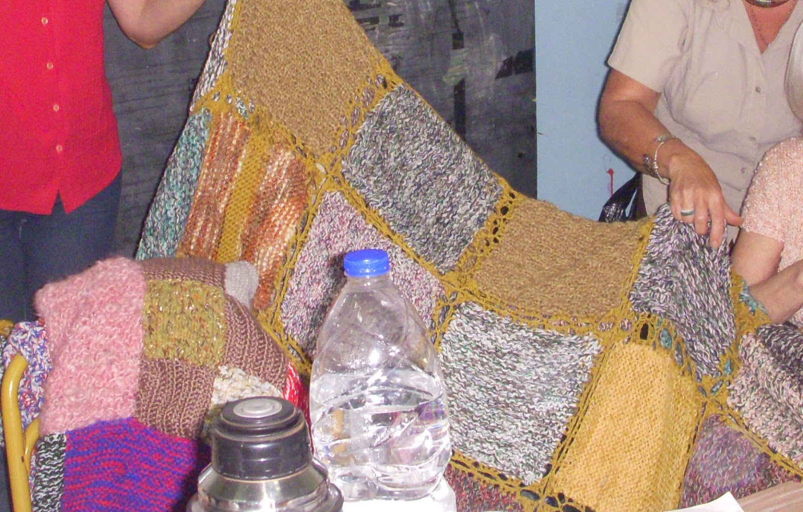 EL ATELIER DEL TEJIDO: Mantas tejidas por "Demos una mano, tejamos con ...