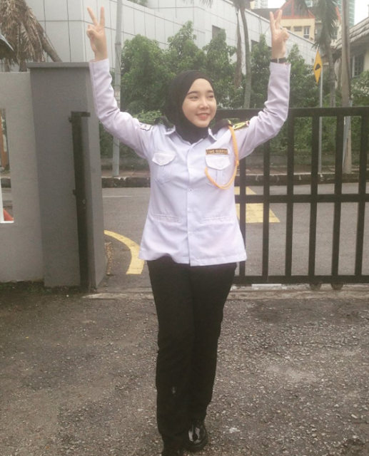 Di sebalik senyuman pengawal keselamatan cantik, ada banyak kisah yang ...