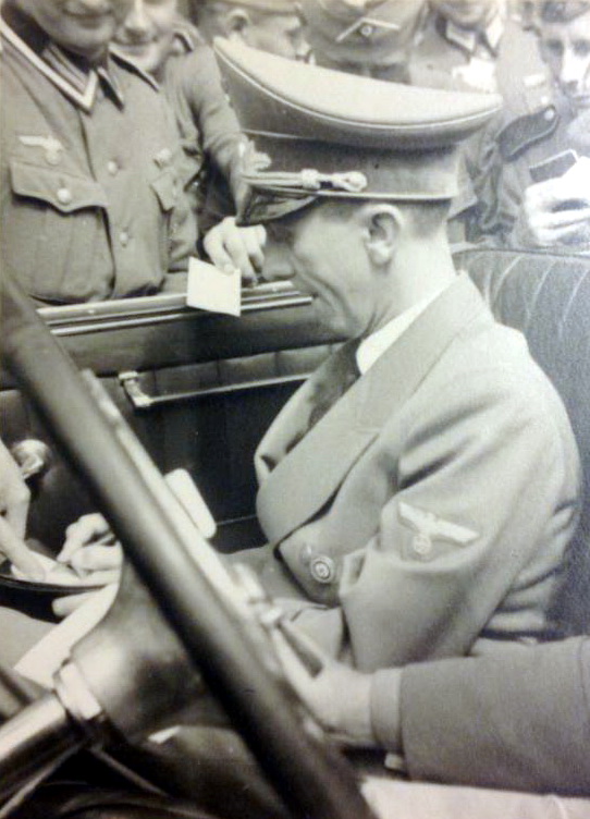 NAZI JERMAN: Foto Seragam di Luar Regulasi (Langka dan Tidak Biasa)