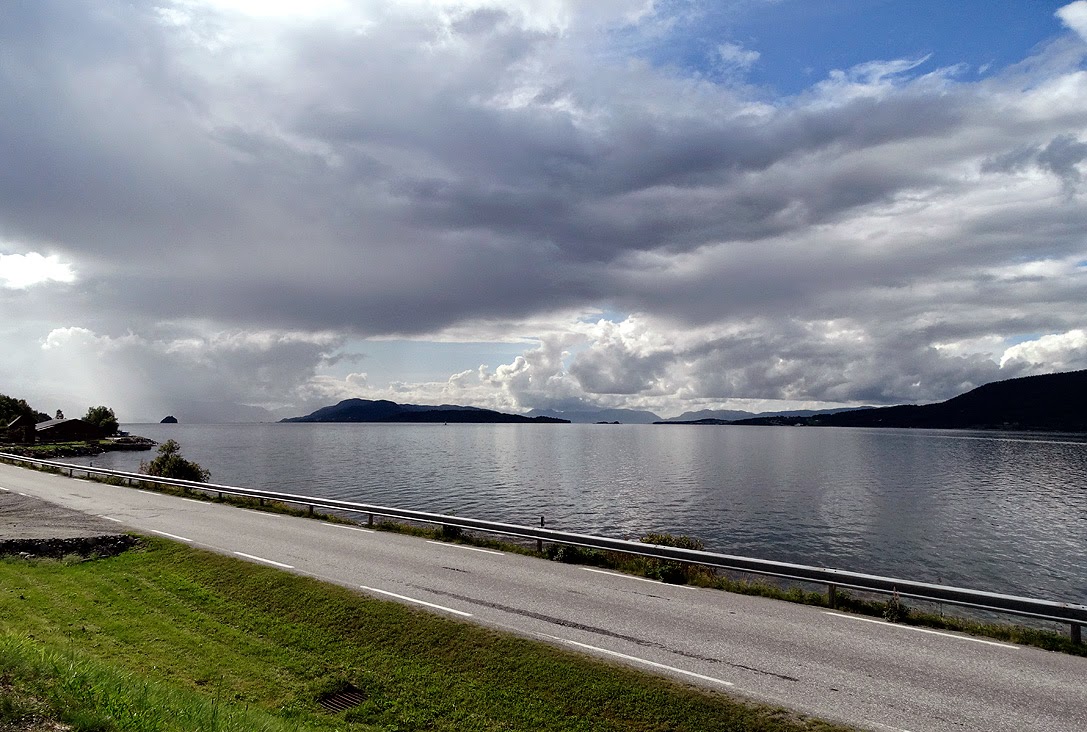 Earth-Roamers : The old barn at Mittet