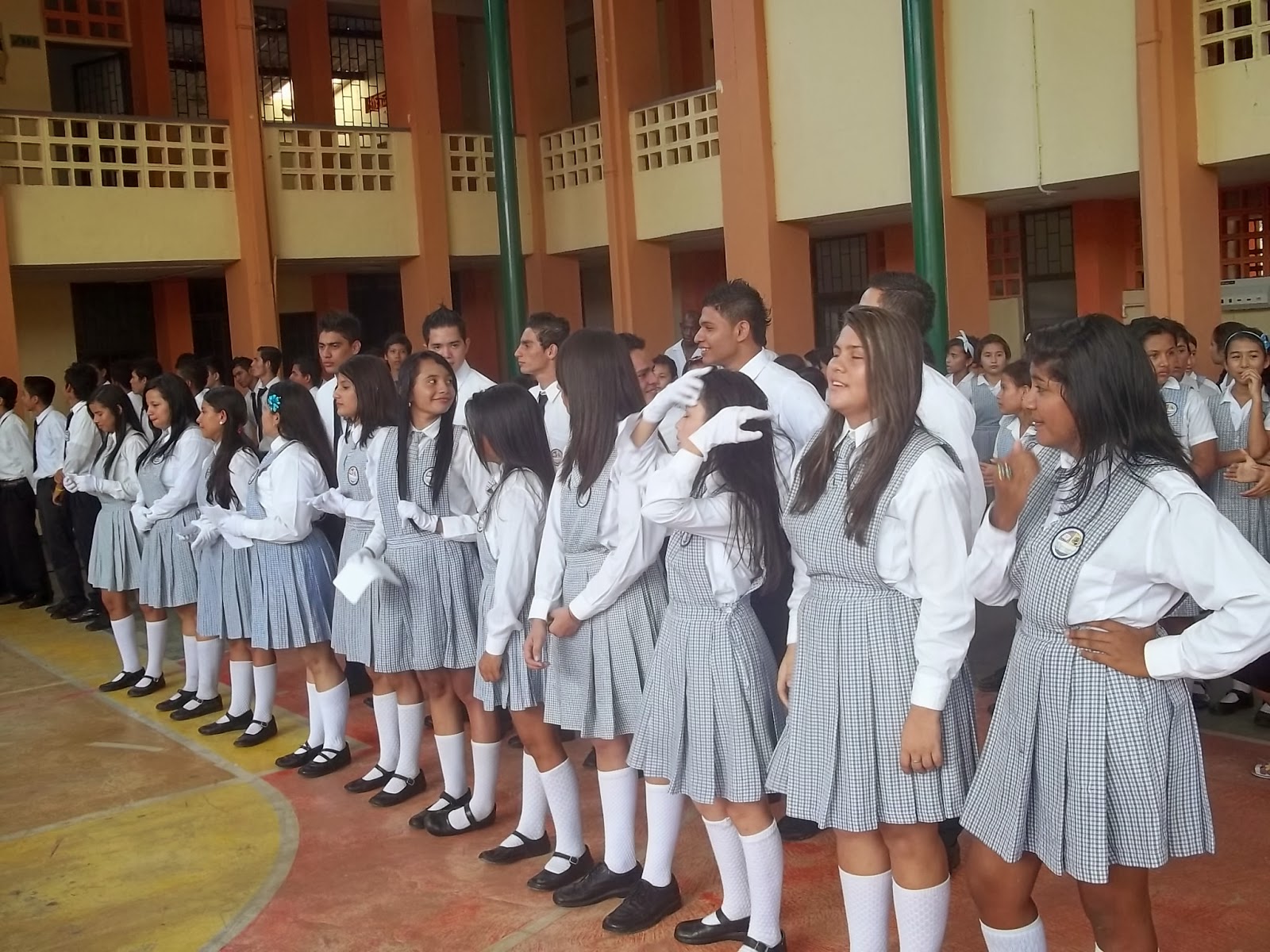 Puerto Bogotá Hoy1: Entrega de simbolos (Grado 11 a los Grados 10)