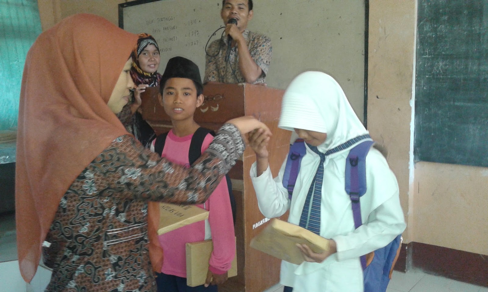 Acara Pembagian Hadiah Untuk Siswa Berprestasi - Belajar IPA Online