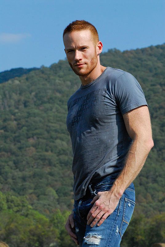 Hot Men Circuit: Aaron Lee Smith