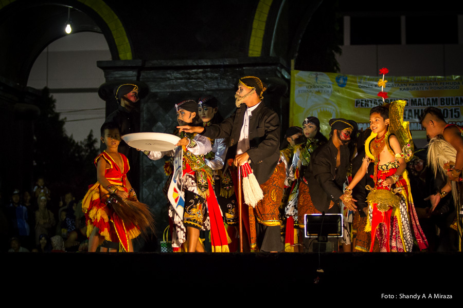 Reyog & Tari Malam Bulan Purnama Panggung Utama Alon - Alon Ponorogo ...