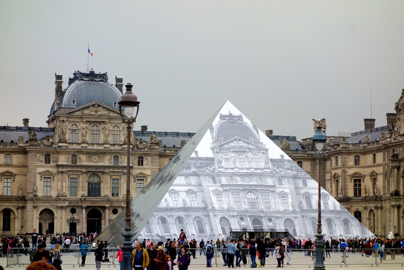 Street Art : JR fait disparaître la pyramide du Louvre - Paris 1 ...