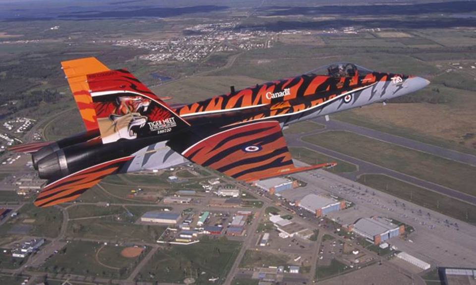 AS PINTURAS DO CF-18 DEMO TEAM (M1963 - 23/2018) ~ PÁSSARO DE FERRO