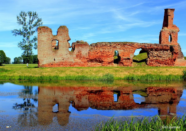 Zamki i Palace - Obiektywnie: Zamek w Besiekierach
