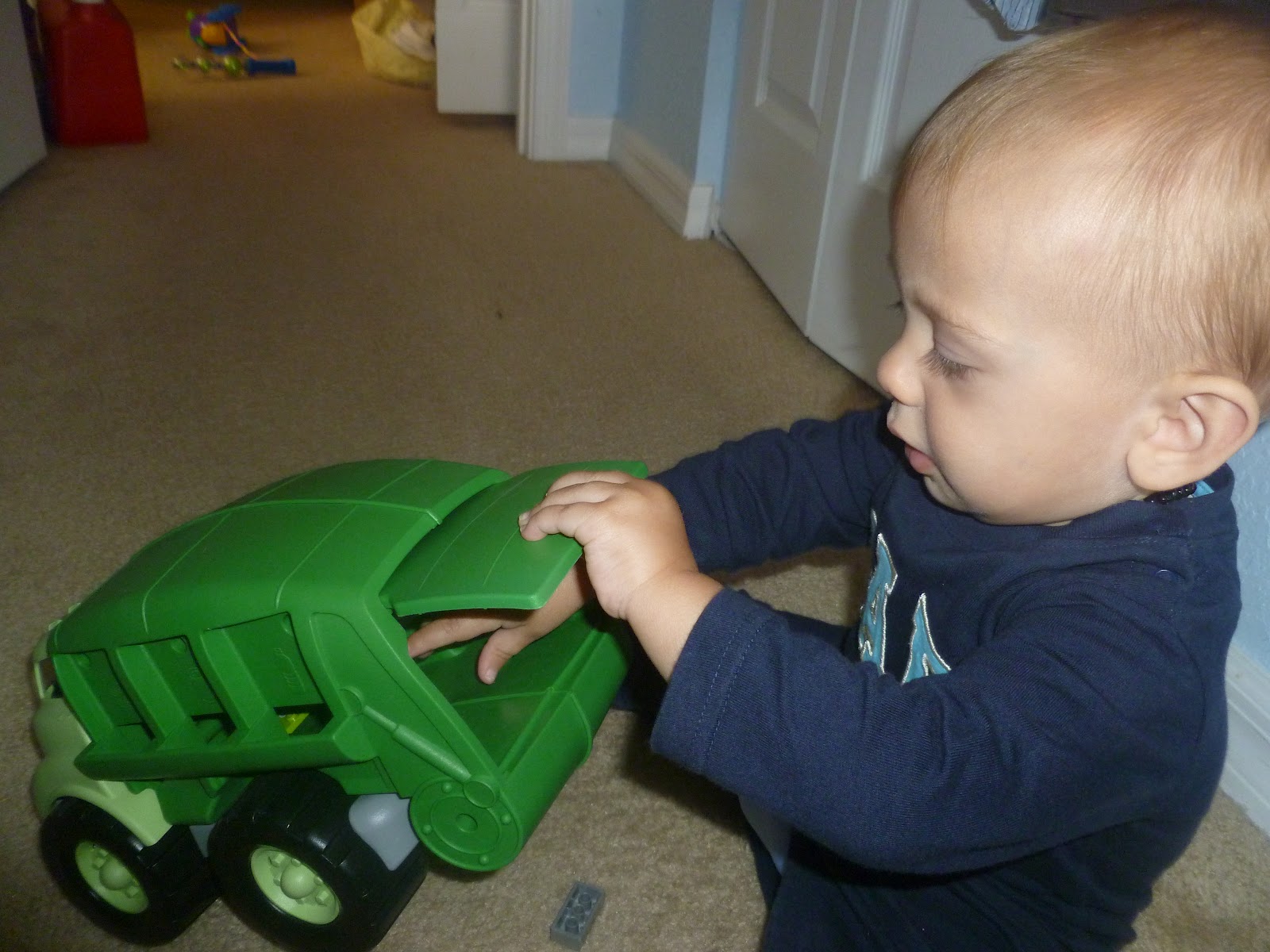 GREEN TOYS RECYCLING TRUCK REVIEW + GIVEAWAY (EARTH DAY EVENT) - Mama ...