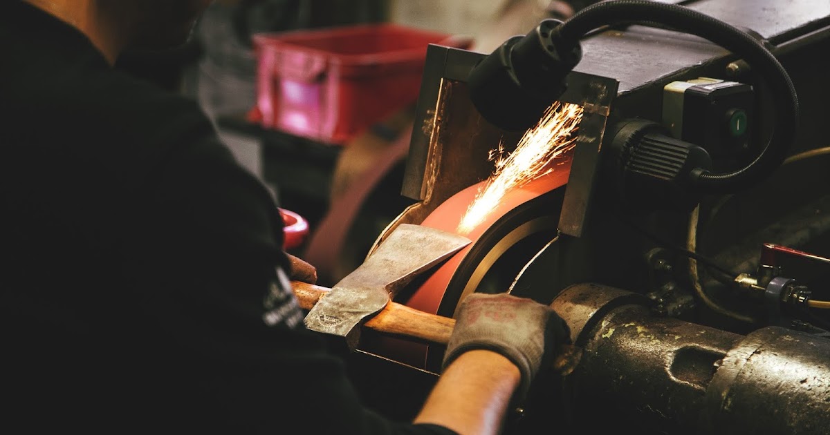 "Be a dab hand at" nghĩa là gì?