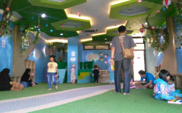 Ke Grhatama Pustaka, Bermain Iya, Belajar juga