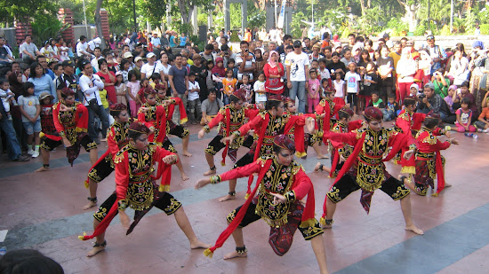 Tari Cakalele tari perang tradisional Maluku