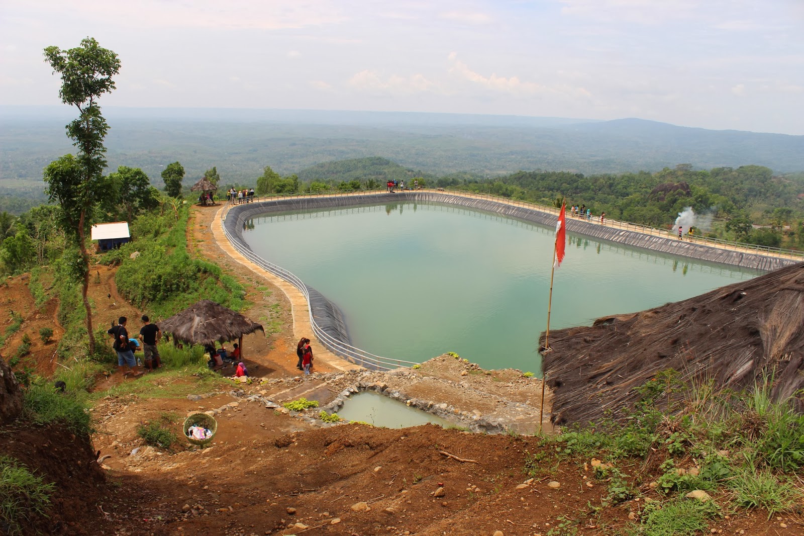 EMBUNG NGLANGGERAN, WADAH AIR DIANTARA BEBATUAN