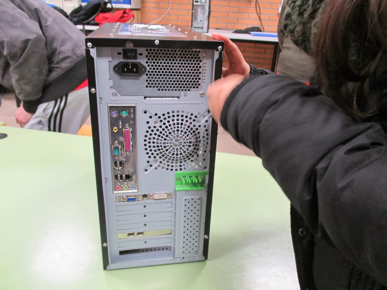 Desmontaje y montaje de un ordenador.: Desmontaje - Panel lateral