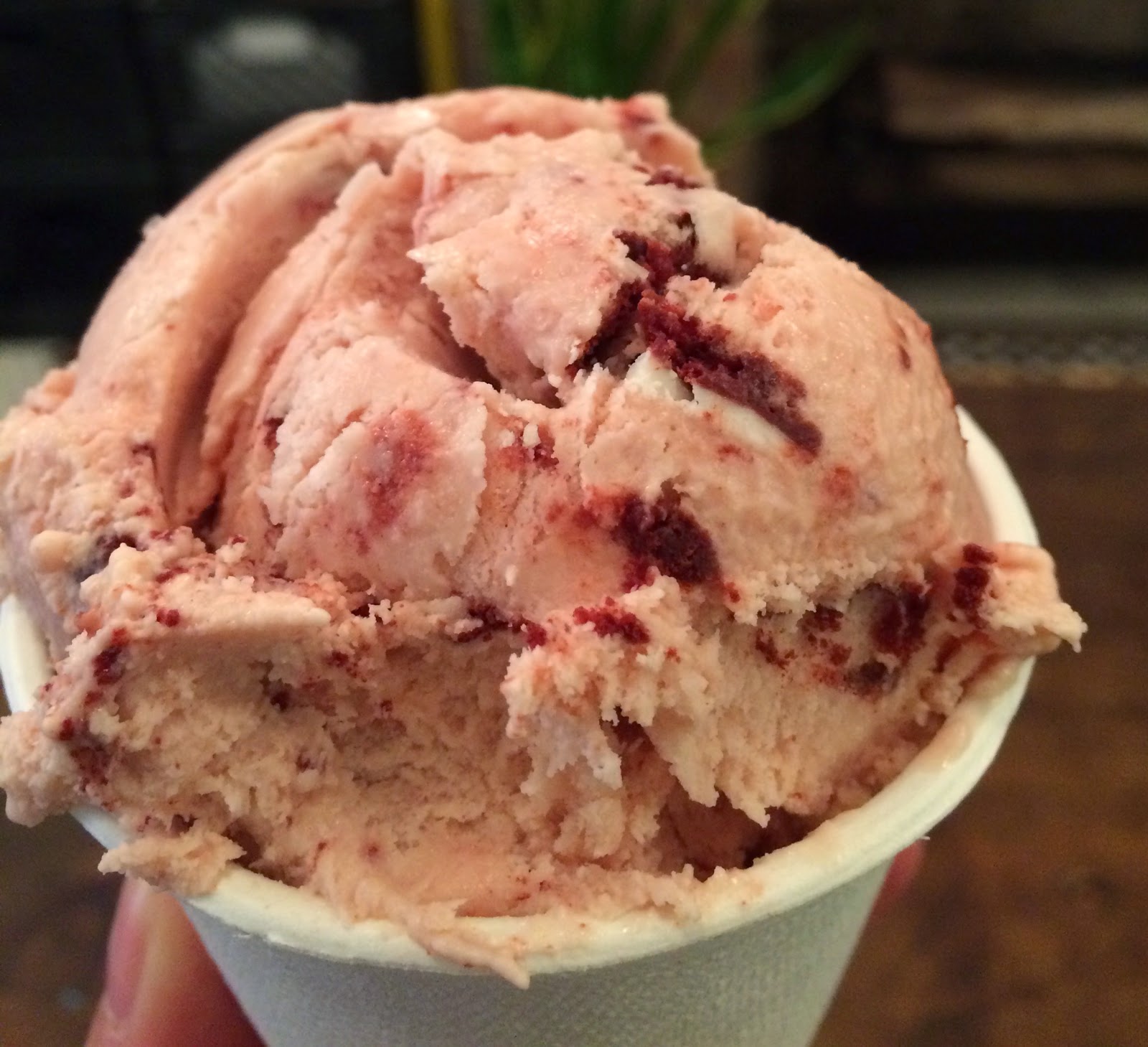 Red Velvet Oreo Ice Cream From Daveys Ice Cream デイヴィーズ アイスクリームのレッド
