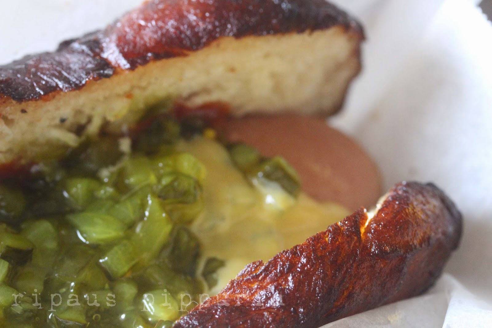 Ja vielä ripaus pippuria...: Munkista koiraksi eli lähes aito kuuma koira