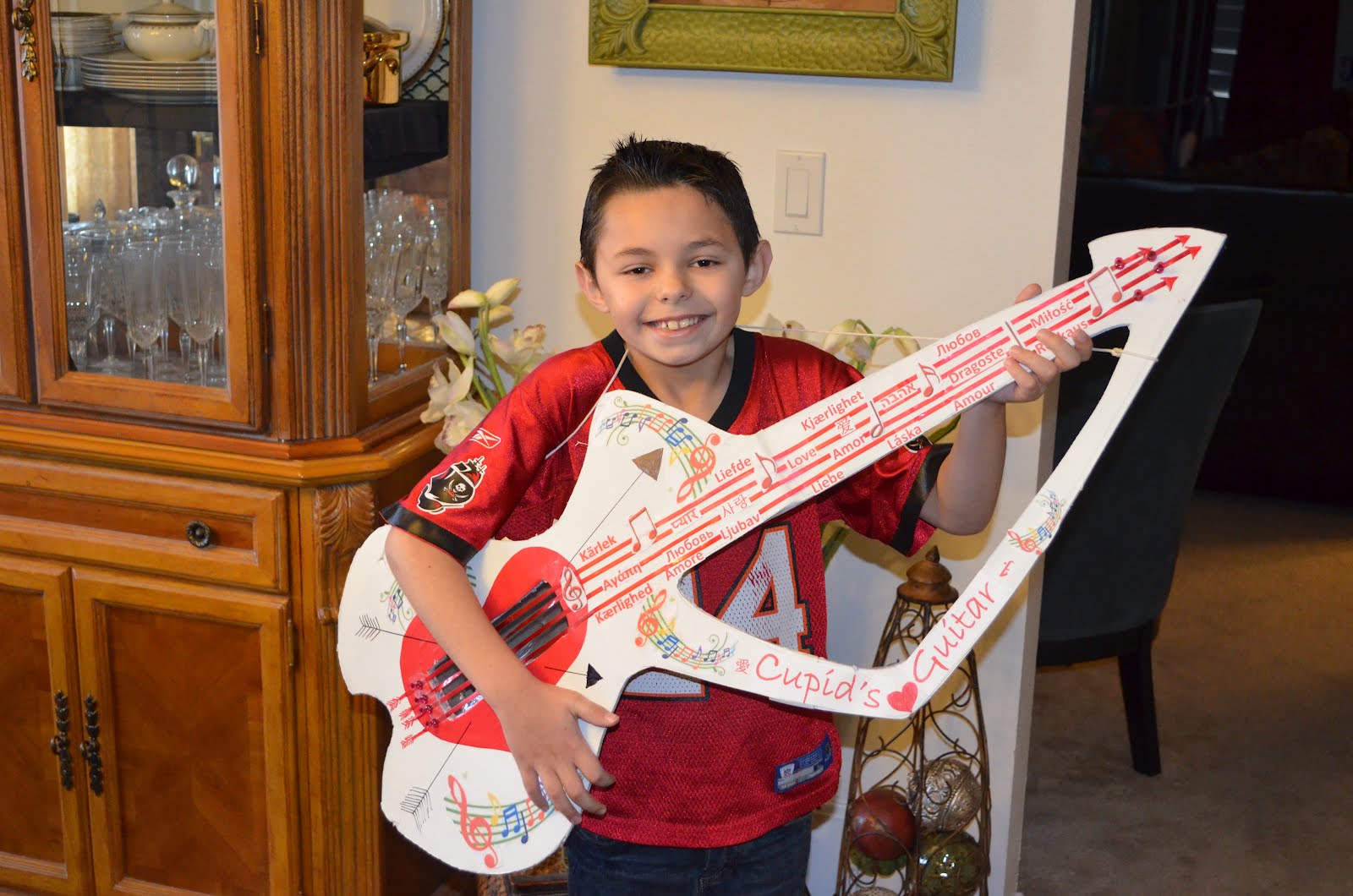 .: VALENTINE CARD BOX GUITAR!
