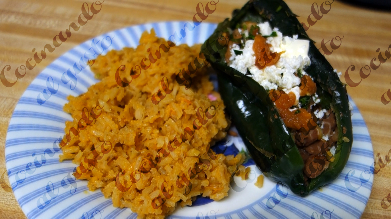 Cocinando al gusto: Chiles rellenos de frijoles refritos