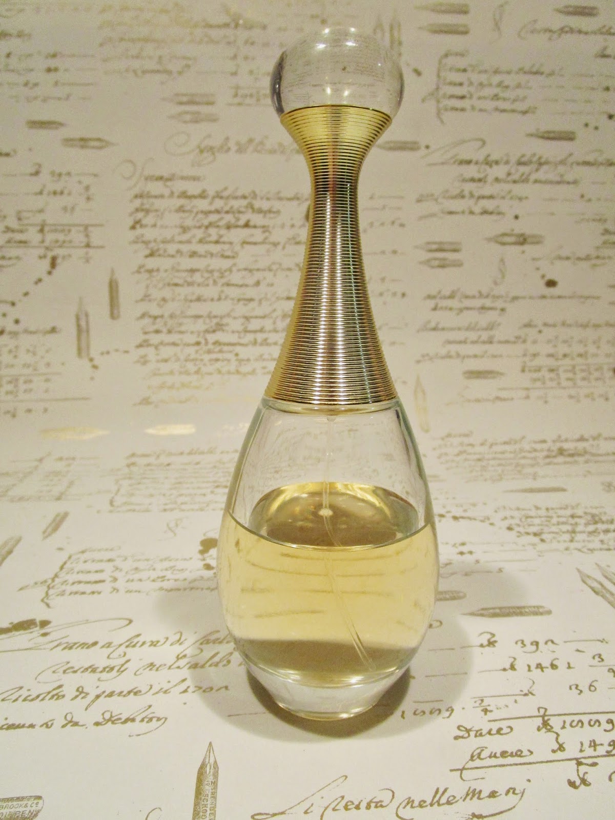 El Espejo de la BELLEZA: J´adore de Dior...la femineidad hecha perfume.