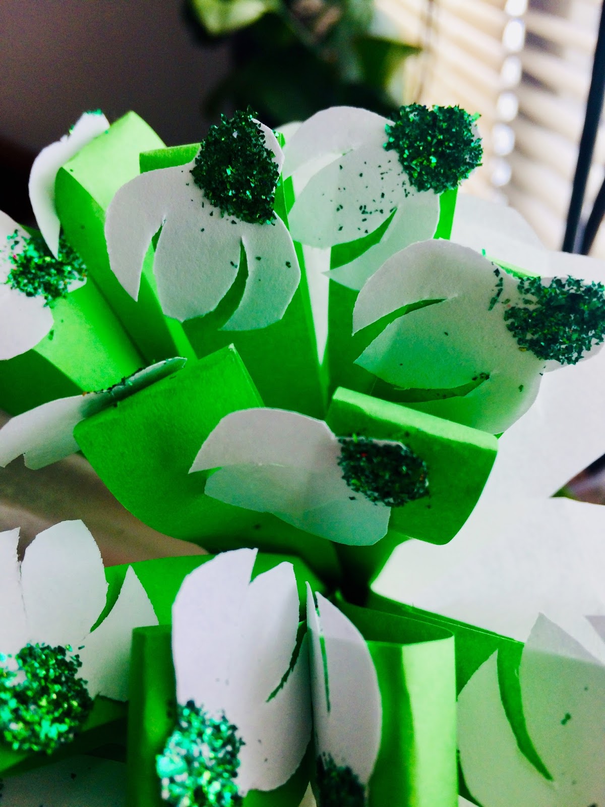 Buchetul care aduce primăvara: „Ghiocei pentru mama” - Materiale ...