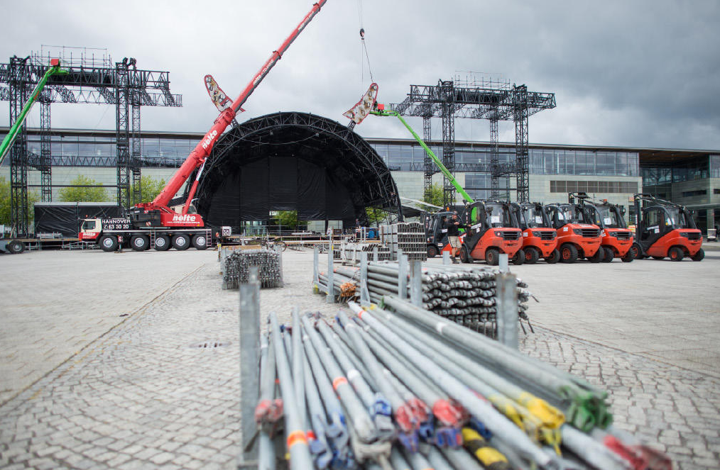 lascampanasdoblanporbon: Stageco 25 años junto a AC/DC.