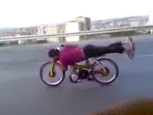 Lo graban conduciendo su moto acostado a 140 km/h | El Maleante