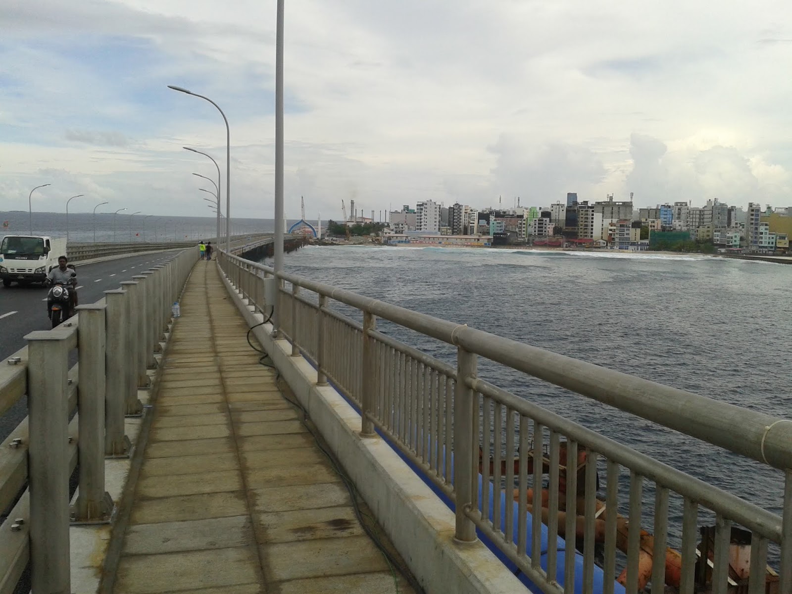 Naheez Thawfeeg's Blog: On the Sinamale' Bridge to Hulhumale' and Hulhule'