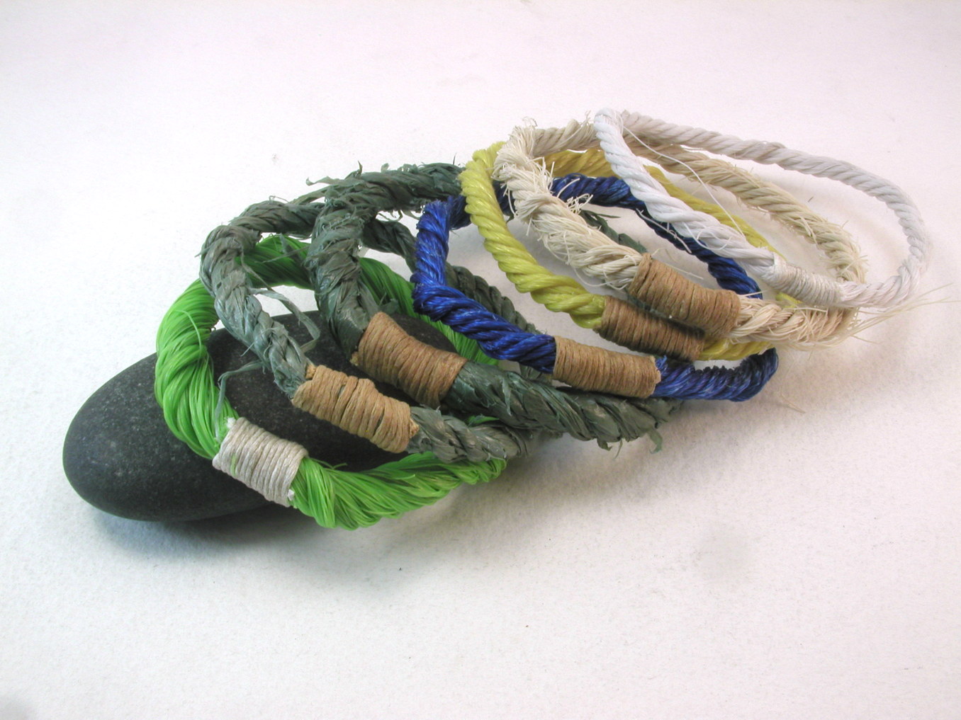 Knots and fiber bracelets: bent plastic fiber bracelets 3996