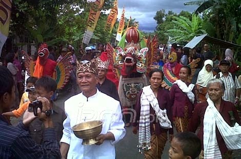 TRADISI BARONG IDER BUMI MASYARAKAT OSING DESA KEMIREN