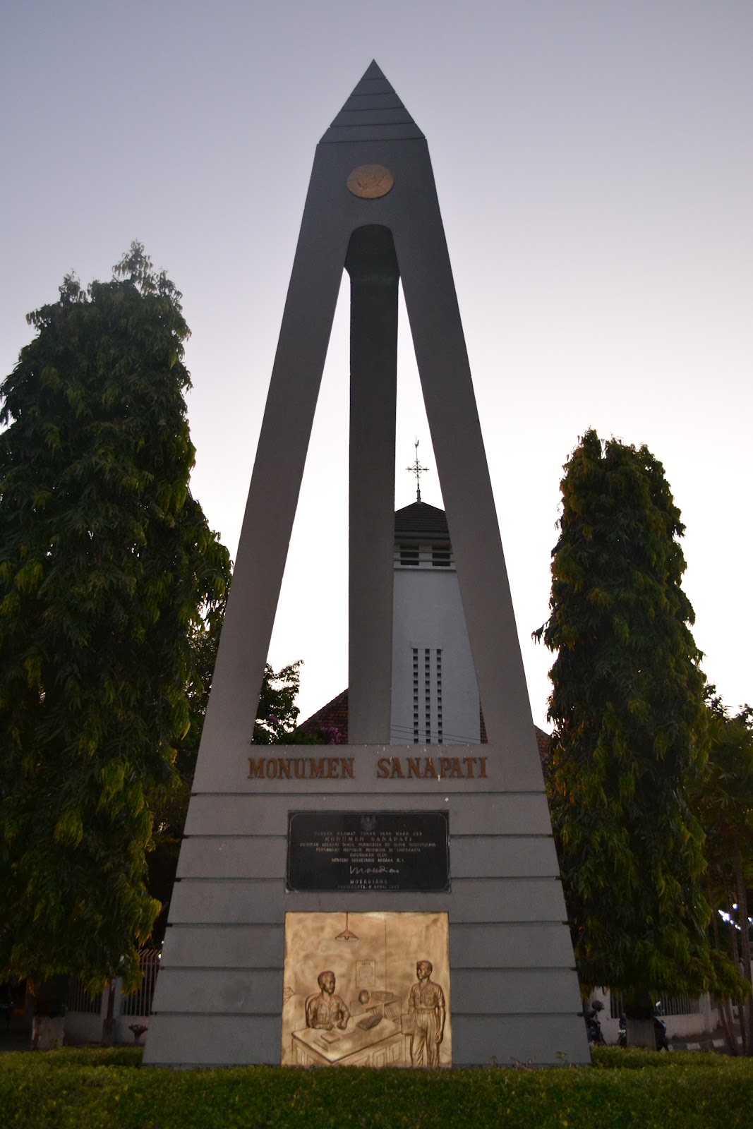 ~ d ` M o o n L i g h t ~: Monumen Sanapati