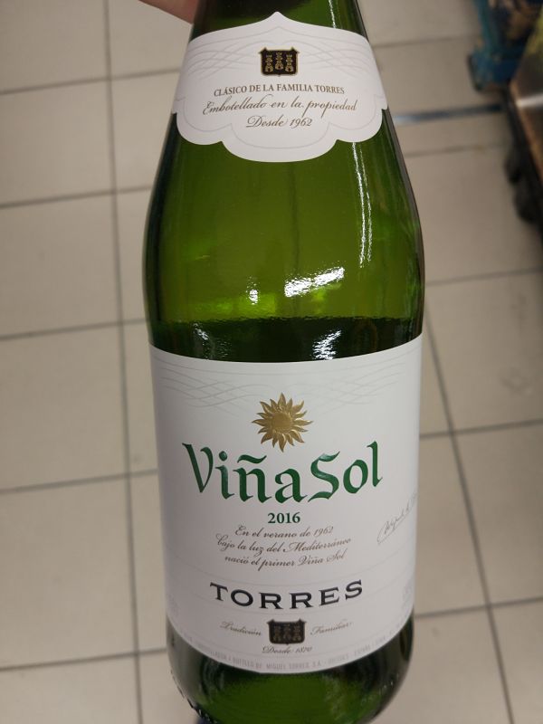 Un clásico de la Familia Torres vino Viña Sol Blanco : VinosyEtiquetas