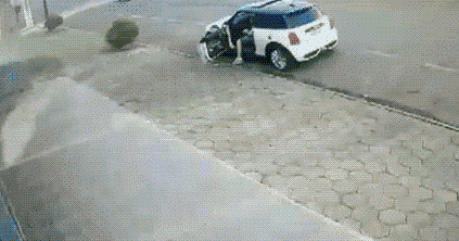 Sorprendete Escapada de Un Accidente - Gif