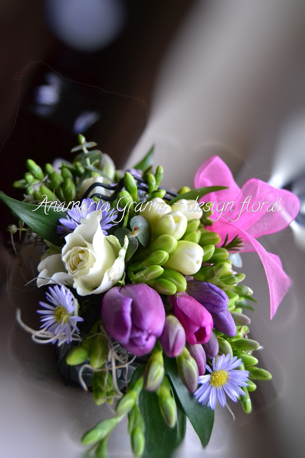Anamaria Grama - design floral: Aranjament floral, frezii albe,mov, roz ...