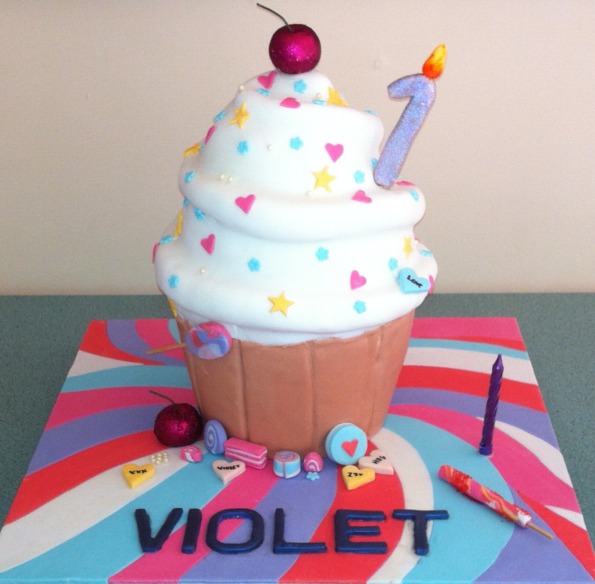 Amy's Sweet Treats: Giant cupcake for my baby's 1st Birthday.